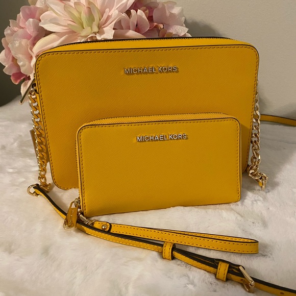Michael Kors | Bags | Michael Kors Set Crossbody Wallet | Poshmark